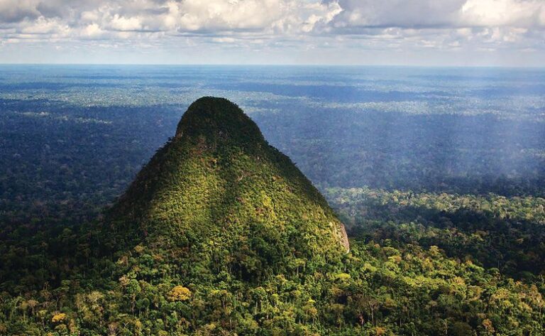 Uma pirâmide na Amazônia? Teorias sobre a formação geológica escondida ...
